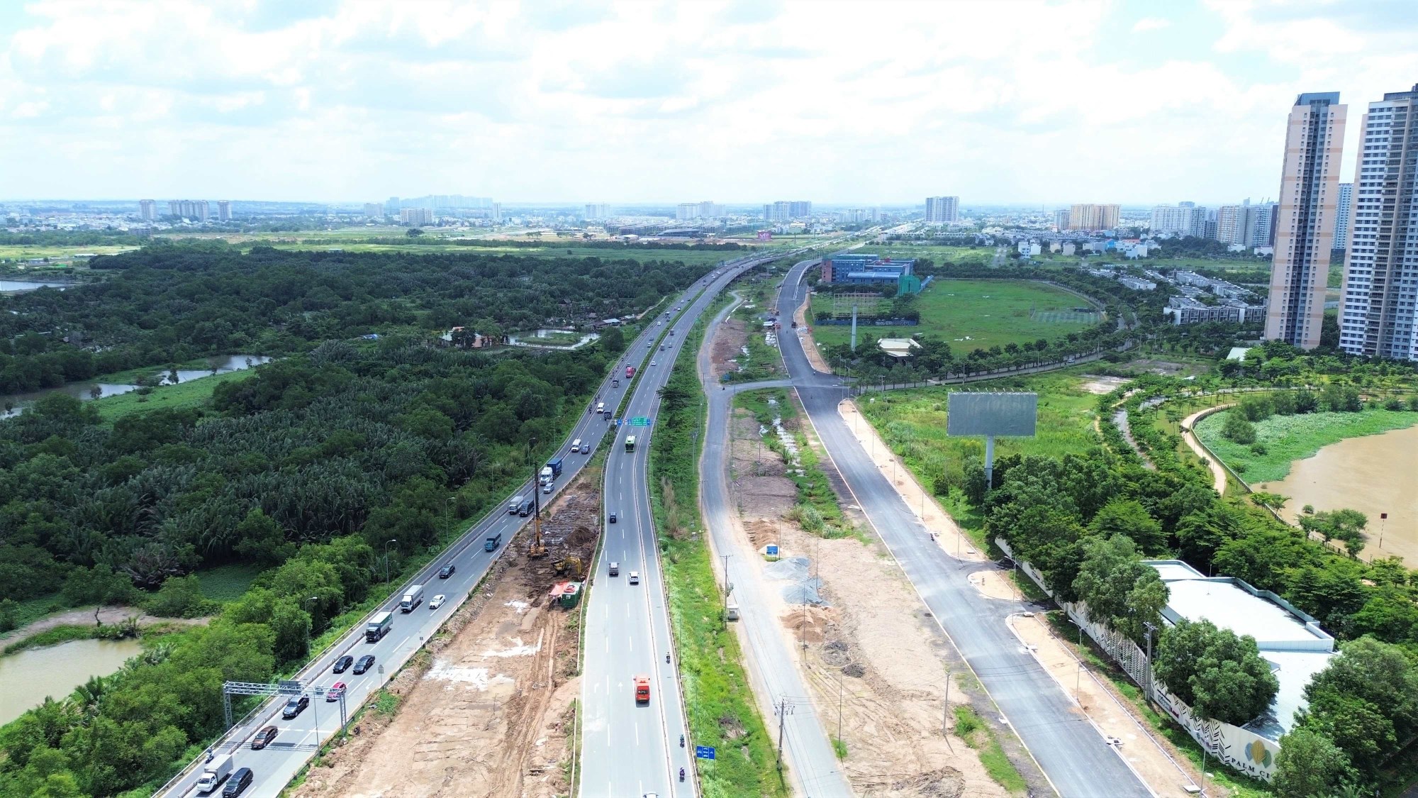 Toàn cảnh cao tốc TP HCM - Long Thành đoạn nút giao An Phú - vành đai 2 ...